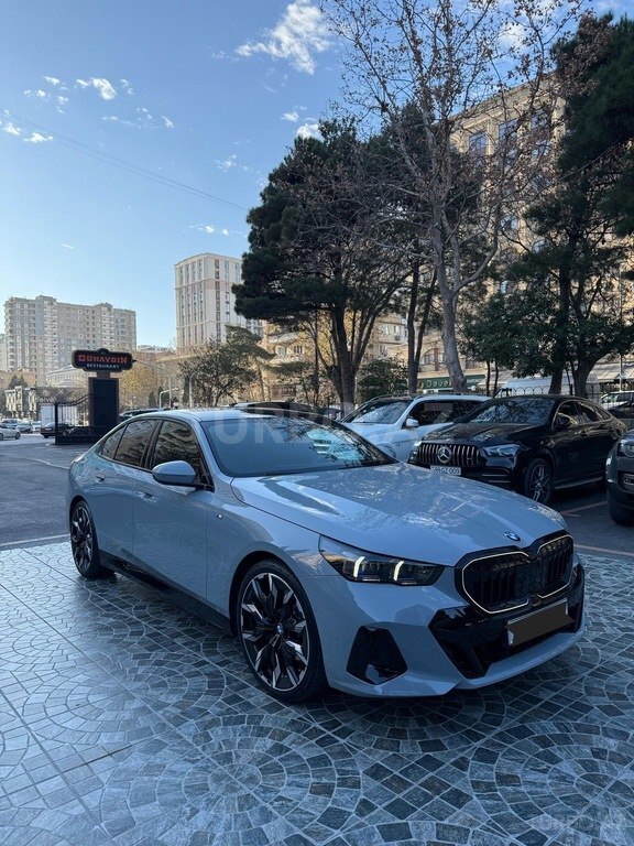 BMW 520, 2.0 L, 2023 il, 19 000 km Bakı almaq - qiyməti 67 000 USD ...